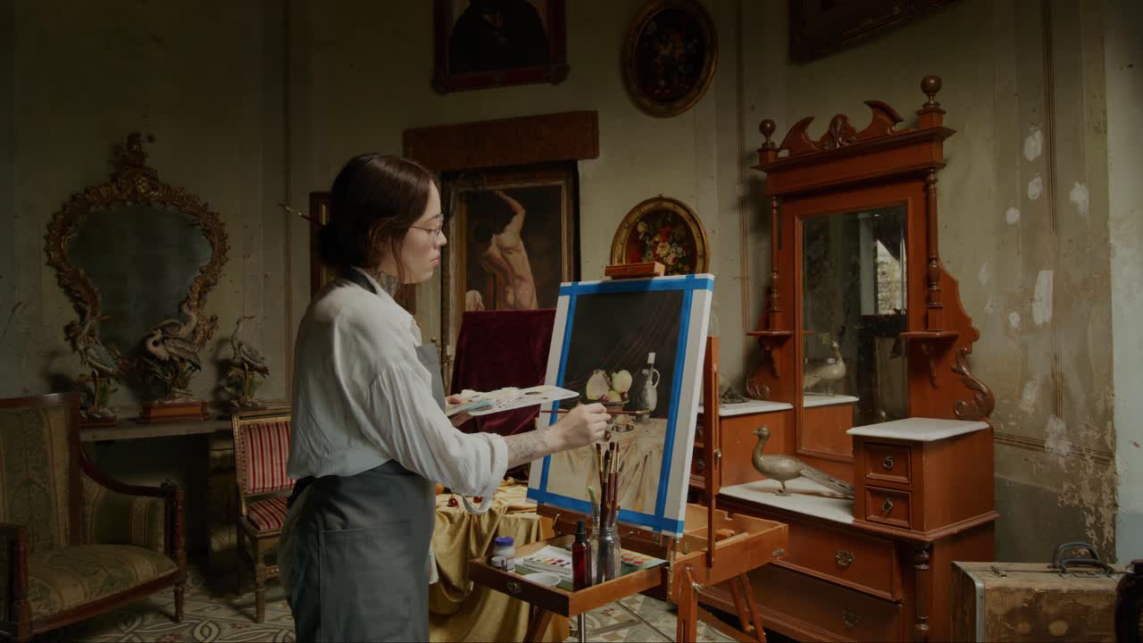 Artist painting a still life in a vintage studio - Free Stock Video
