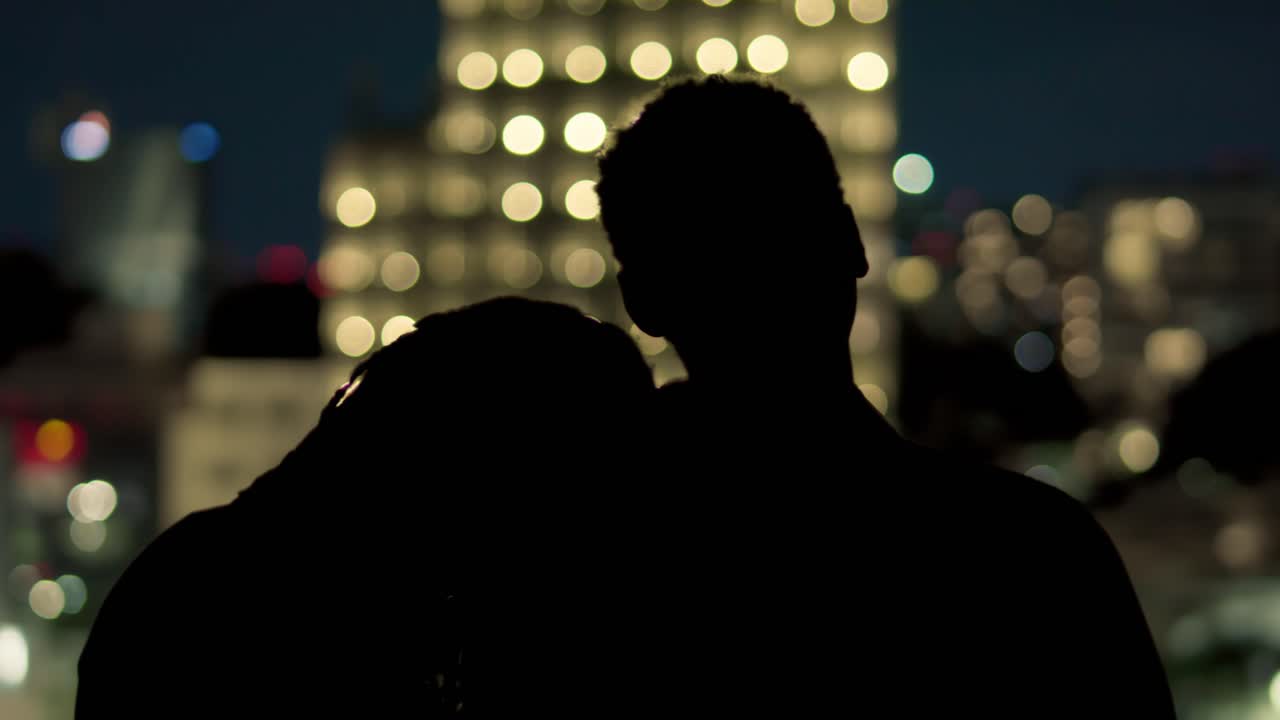 Silhouettes of Couple Chatting - Free Stock Video