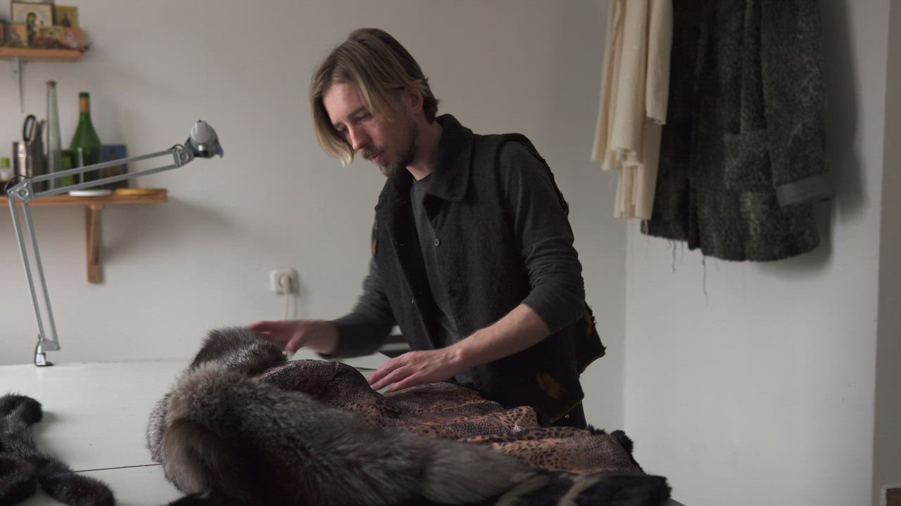 Man creating a fur coat - Free Stock Video