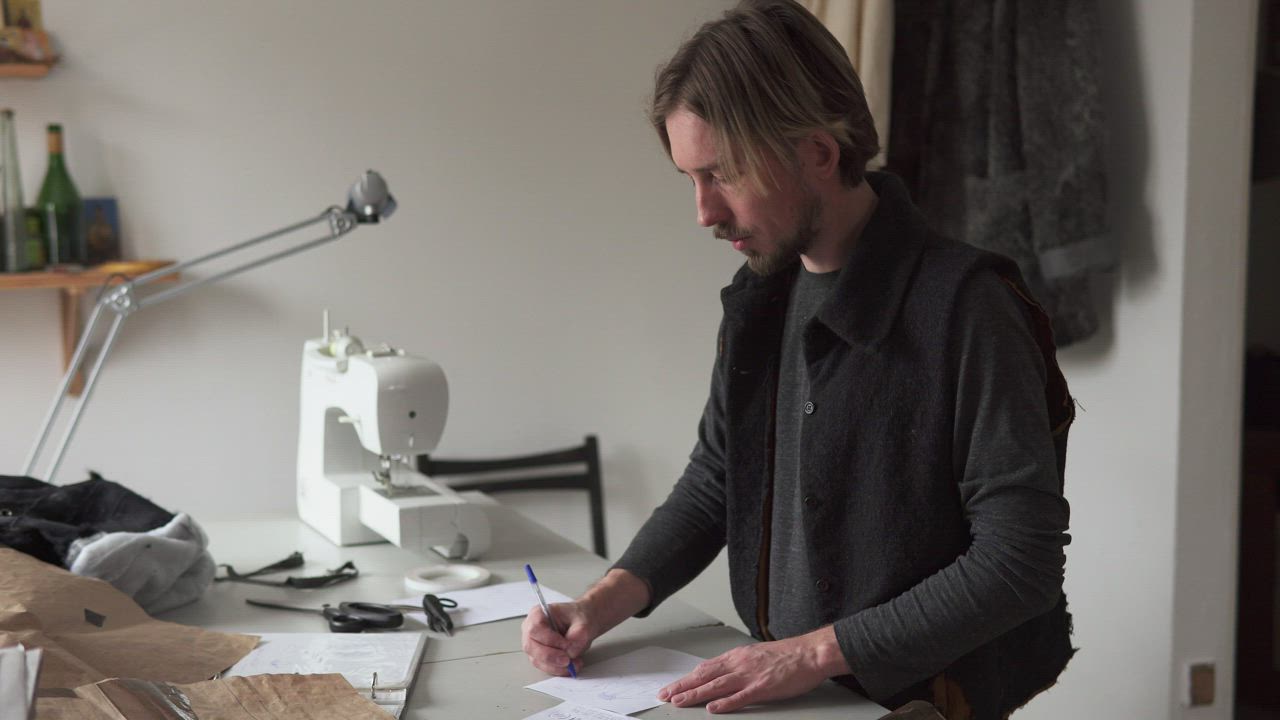 Tailor preparing a fashion design - Free Stock Video
