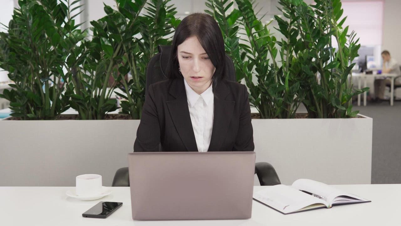 Woman gets bad news at work - Free Stock Video