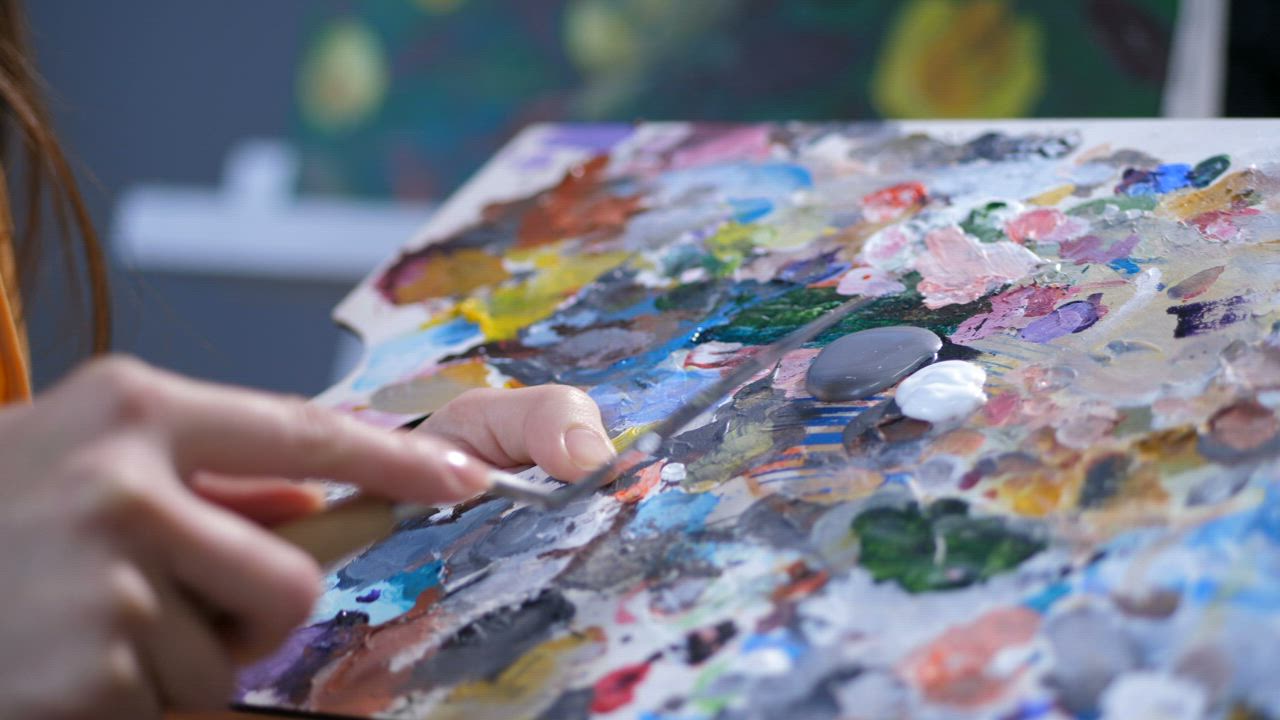 Artist mixing paints on a board - Free Stock Video