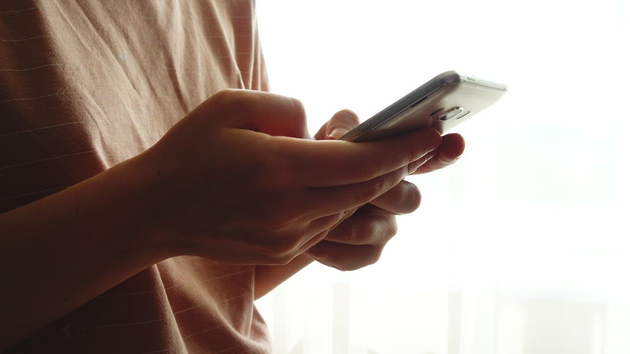 Texting on a modern phone - Free Stock Video