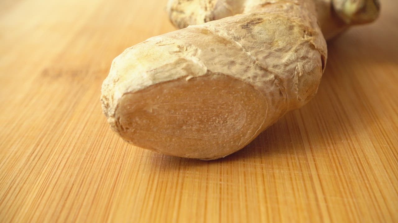 Slicing fresh ginger - Free Stock Video