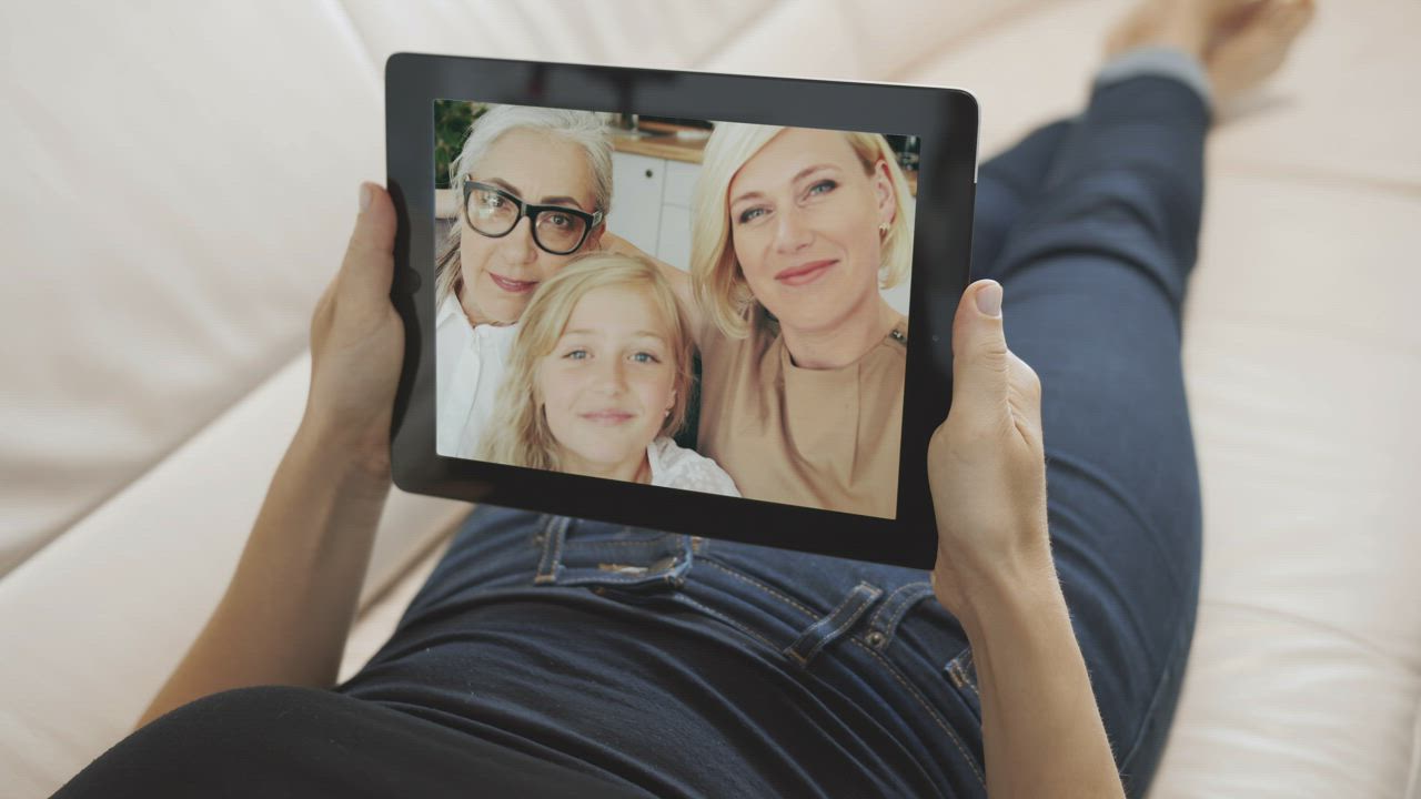 Screen view of family waving hello on tablet - Free Stock Video