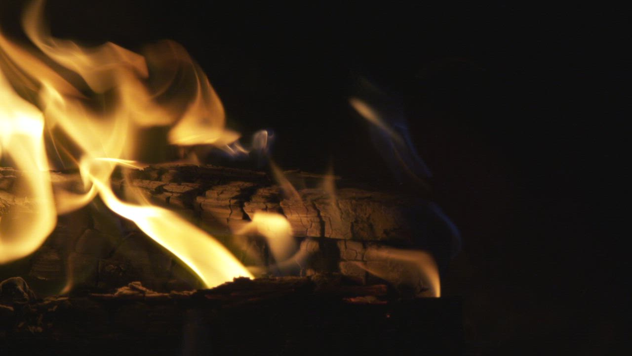 Log fire burning at night - Free Stock Video