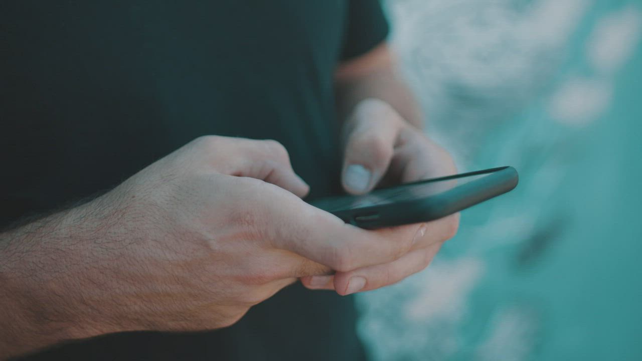 A person texting on a smartphone - Free Stock Video