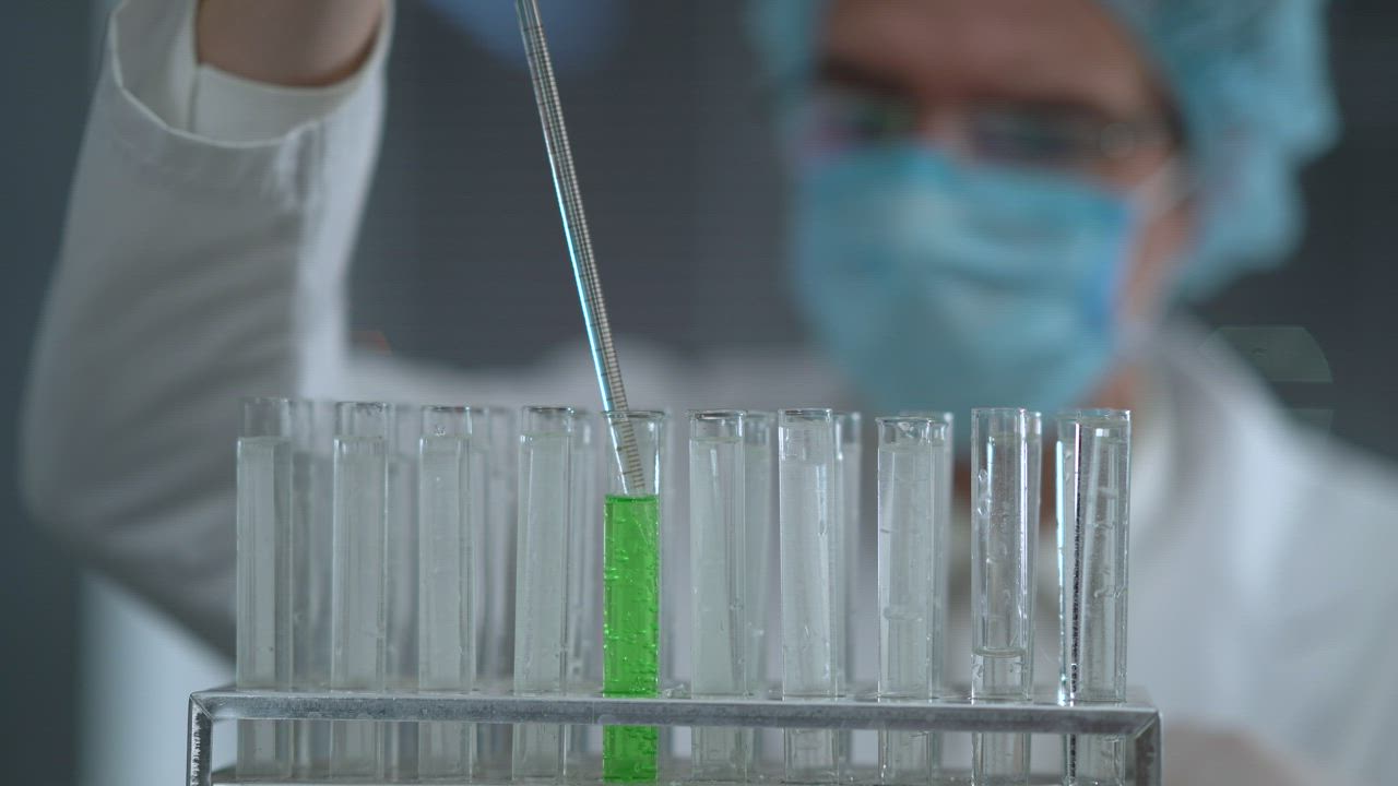 Scientist working in the lab - Free Stock Video