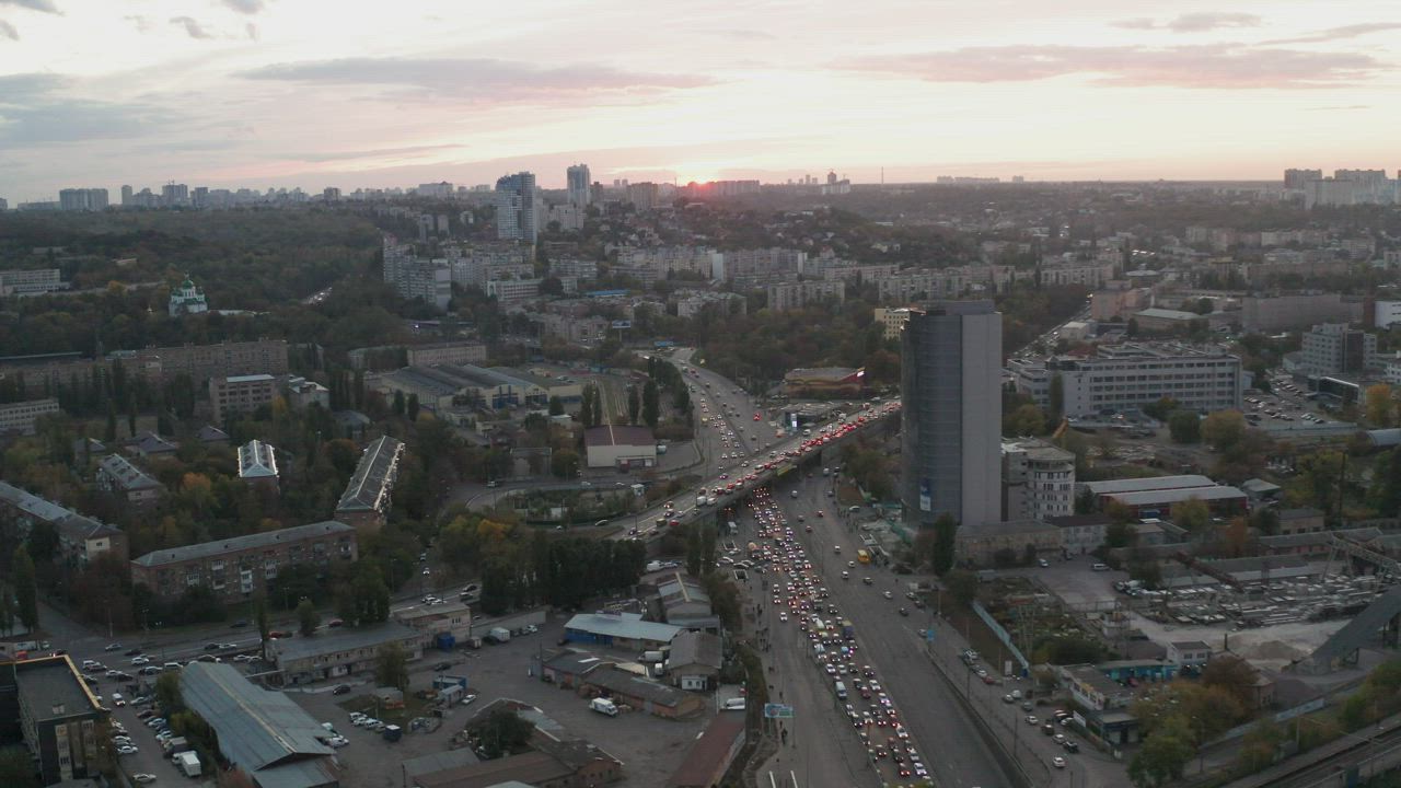 Flying over a city with traffic on the streets - Free Stock Video
