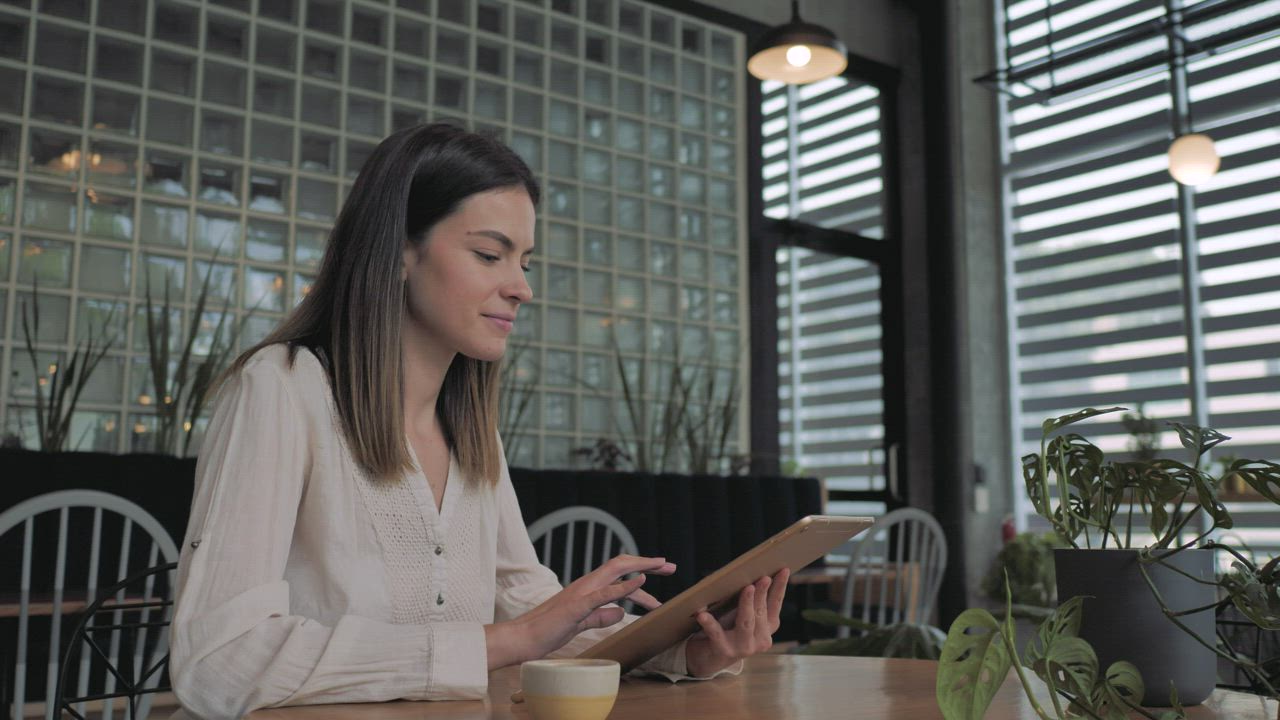 A woman using a tablet - Free Stock Video