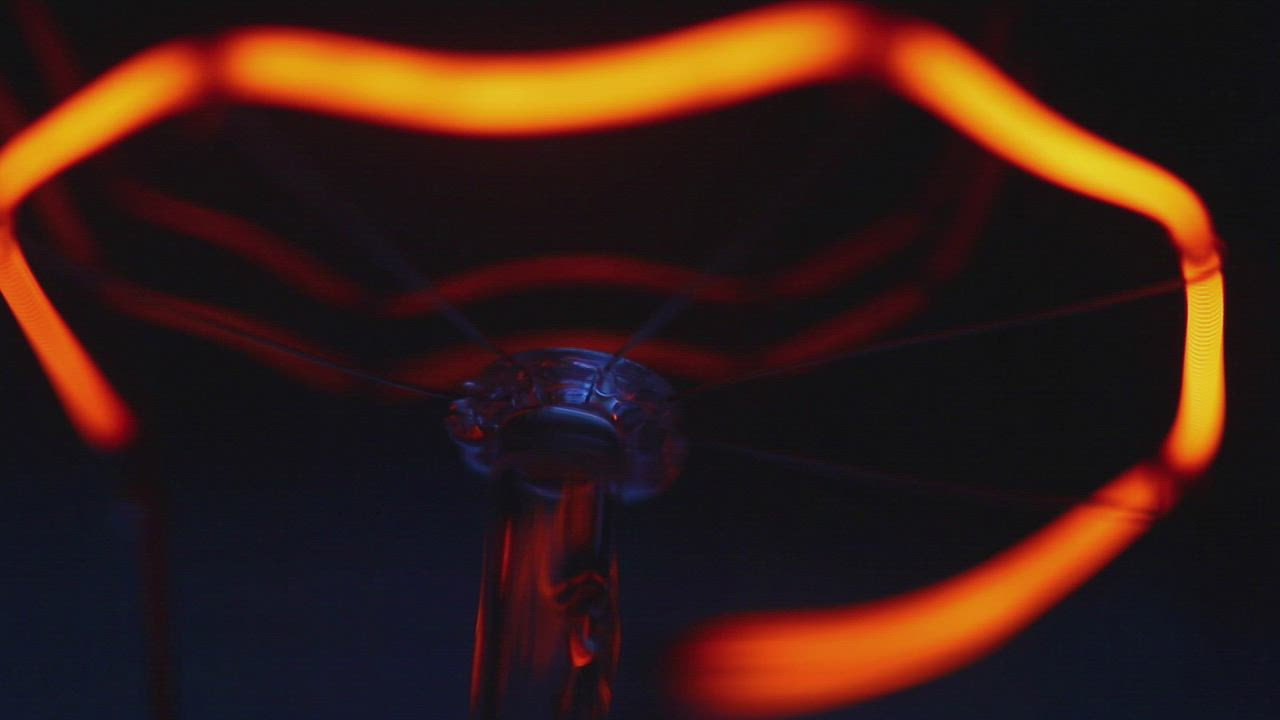 Incandescent bulb slowly turning on and off - Free Stock Video