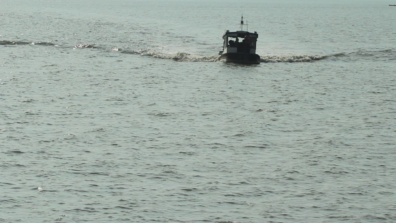 Boat heading towards the shore - Free Stock Video