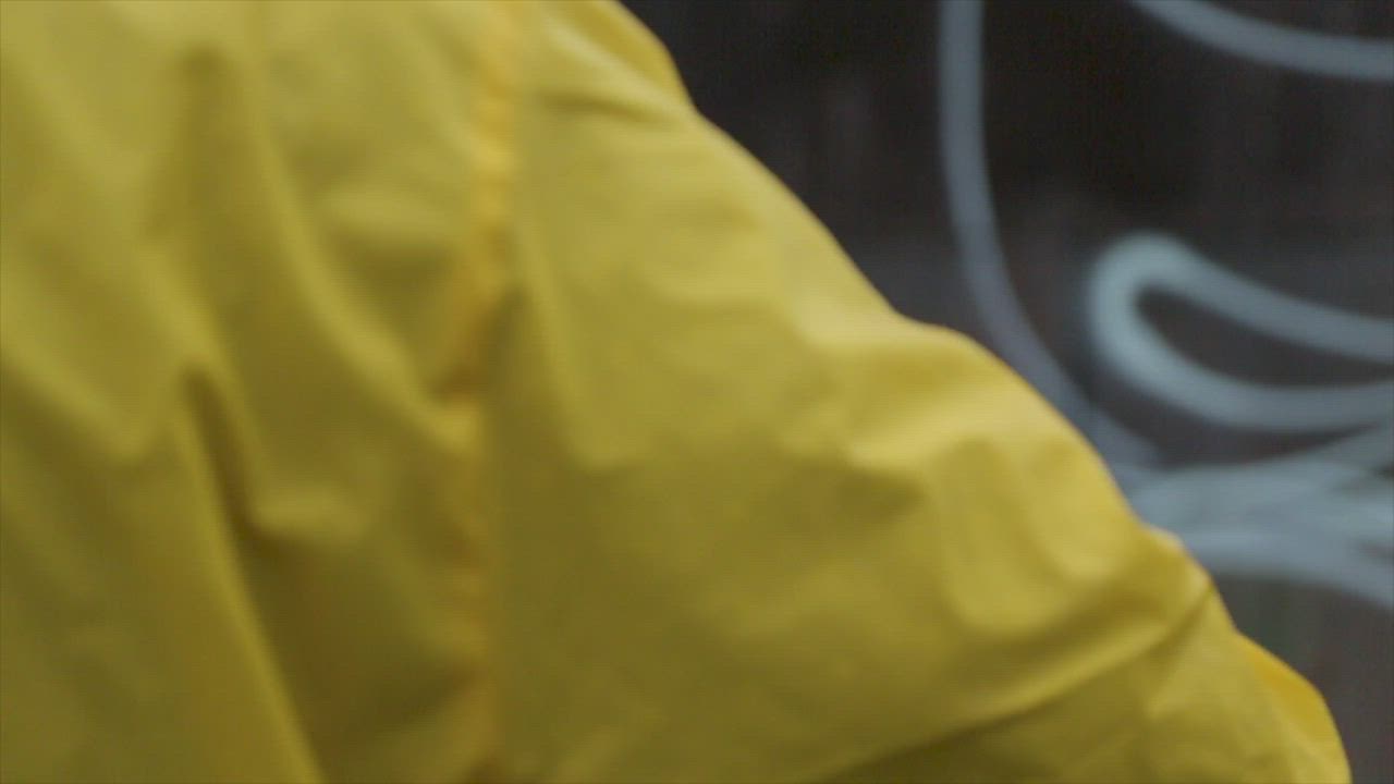 Shaking a can of spray paint - Free Stock Video