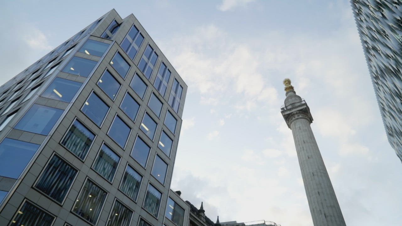 Monument between two buildings - Free Stock Video