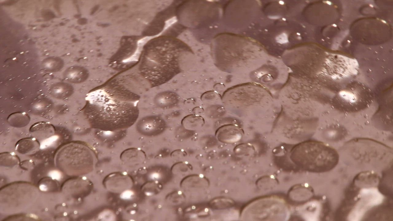 Liquid on a plastic plate - Free Stock Video