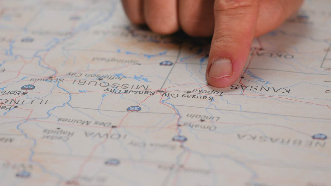 Pointing a line in the US territory on a map - Free Stock Video