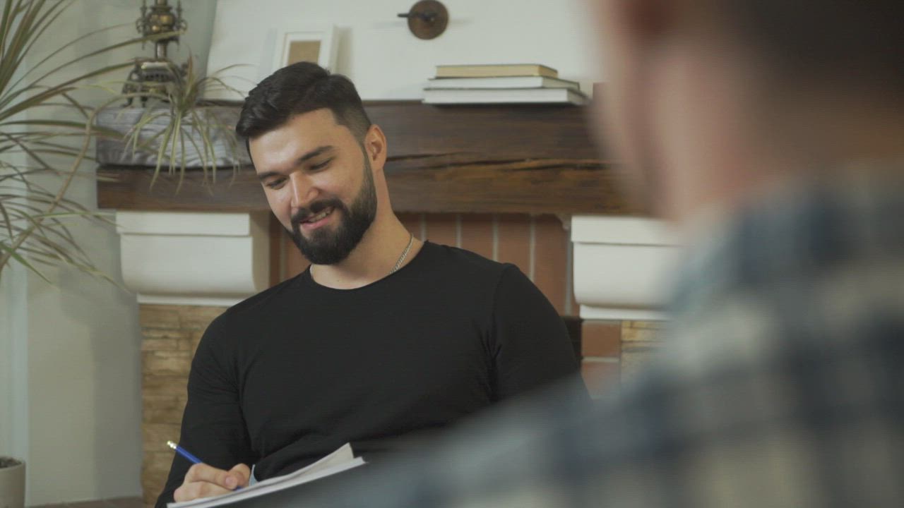 Bearded man telling a story in a meeting - Free Stock Video