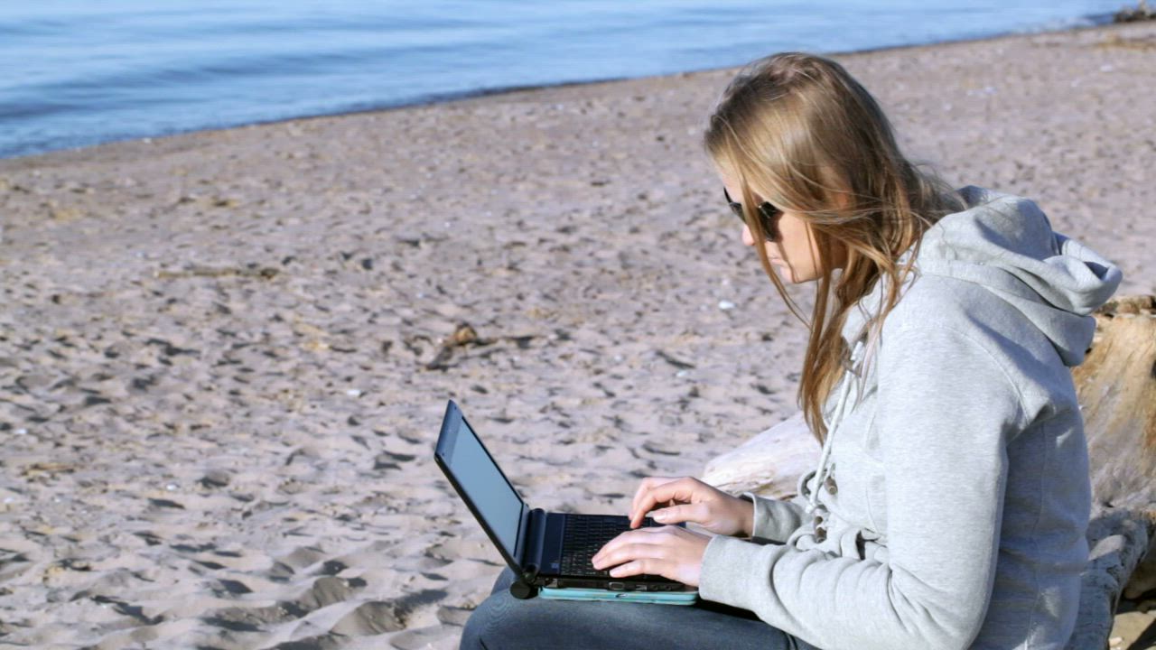 Sending emails from the beach - Free Stock Video