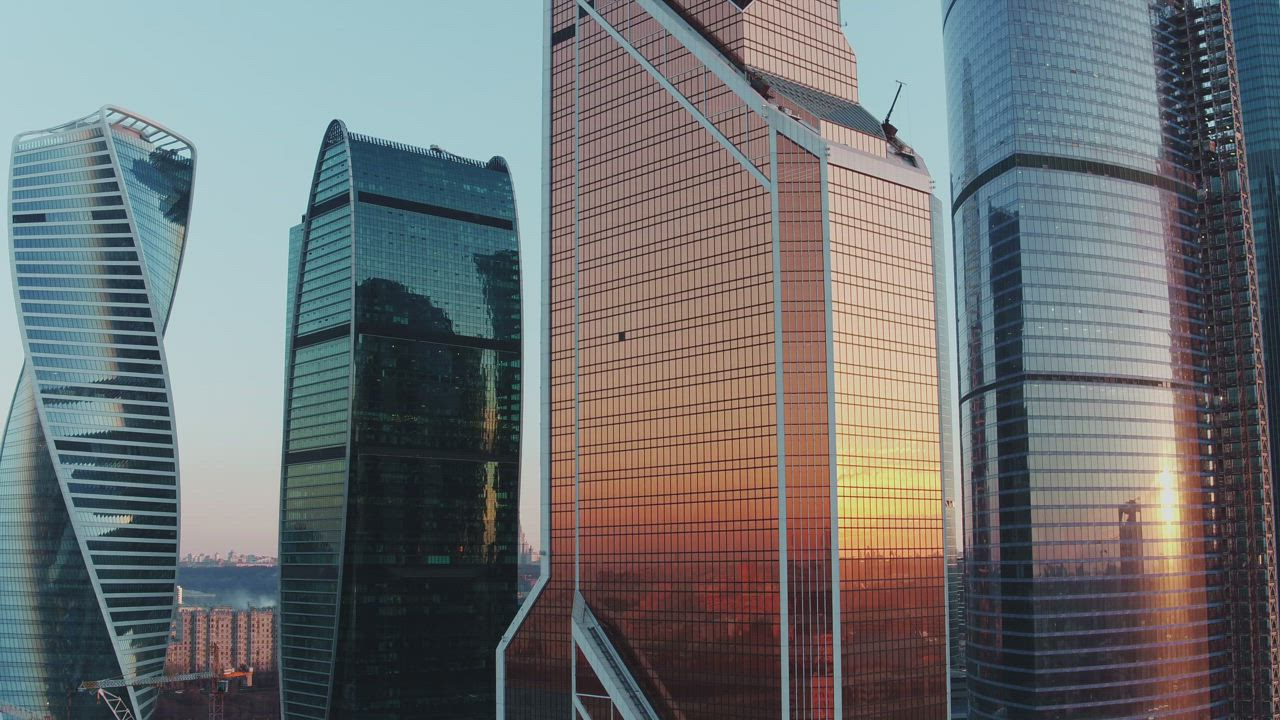 Sunset reflecting on skyscraper windows - Free Stock Video