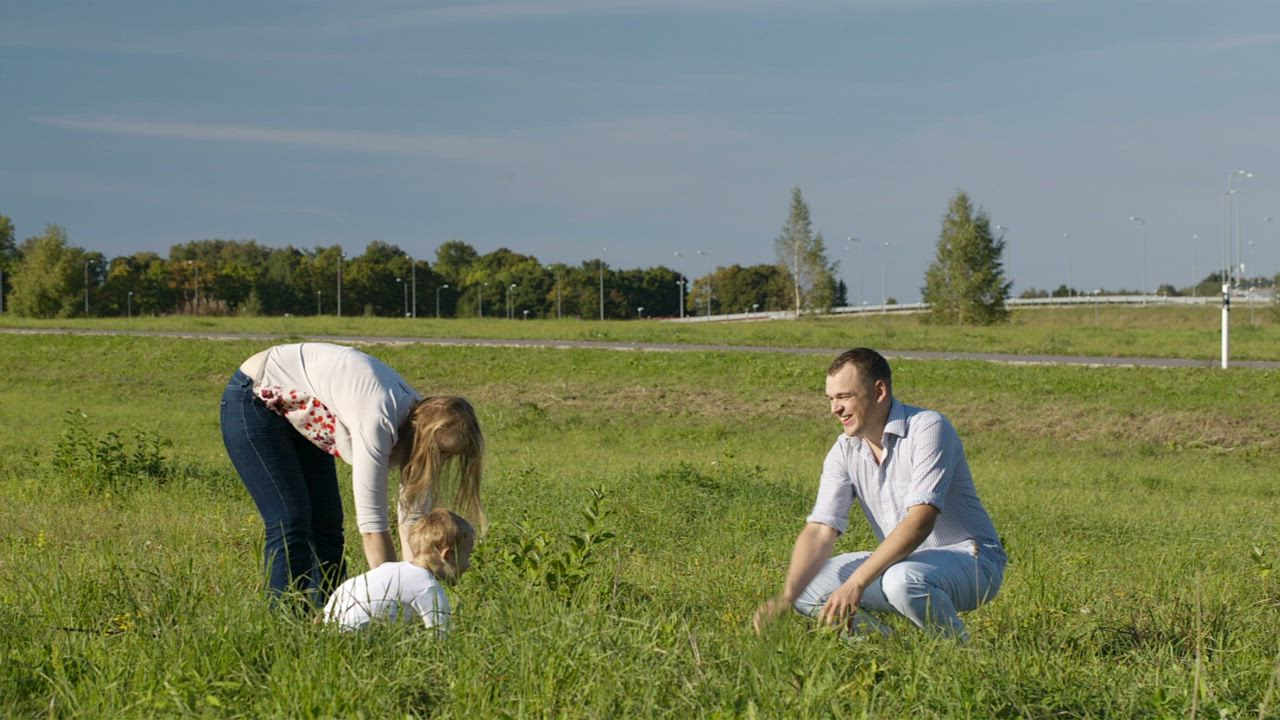 Young family playing in the sun - Free Stock Video