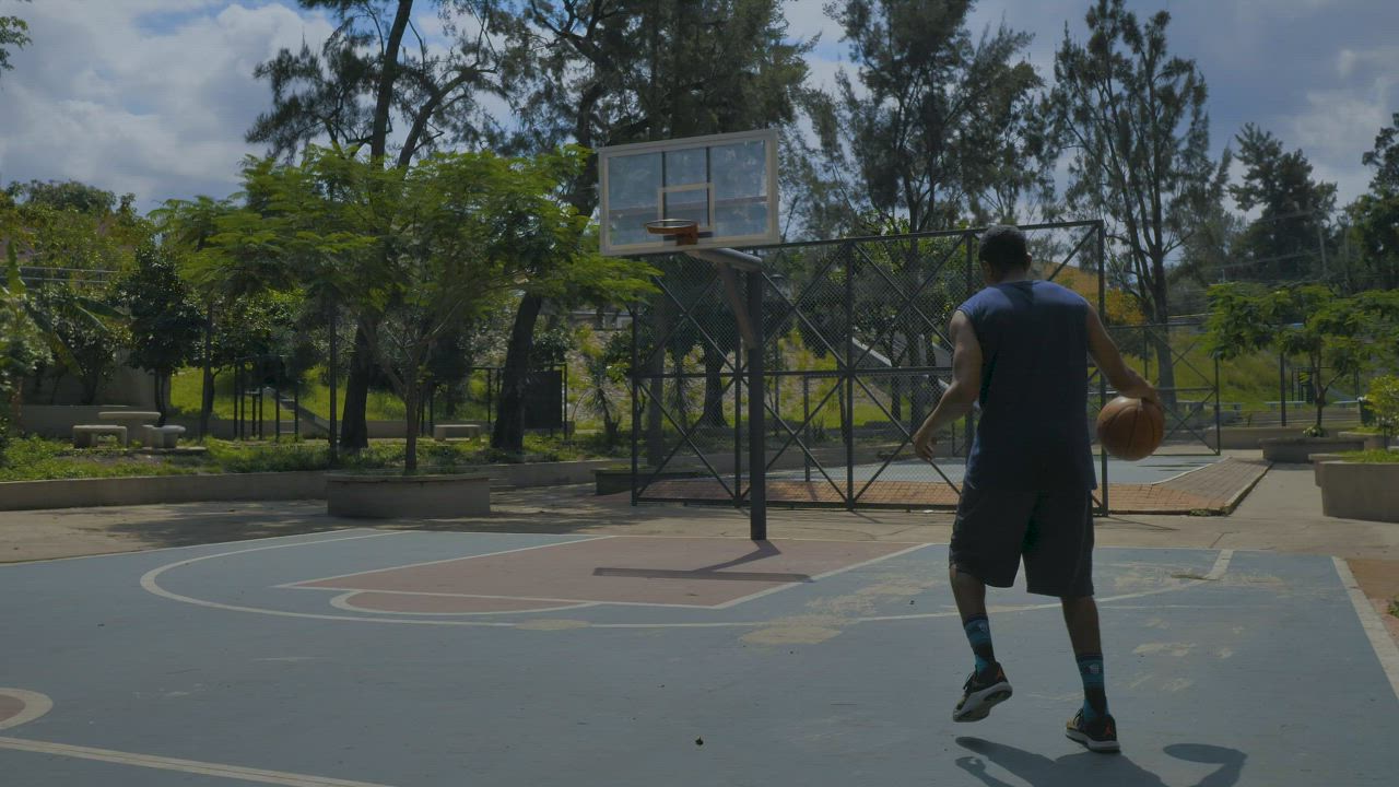 Man doing a slam dunk - Free Stock Video