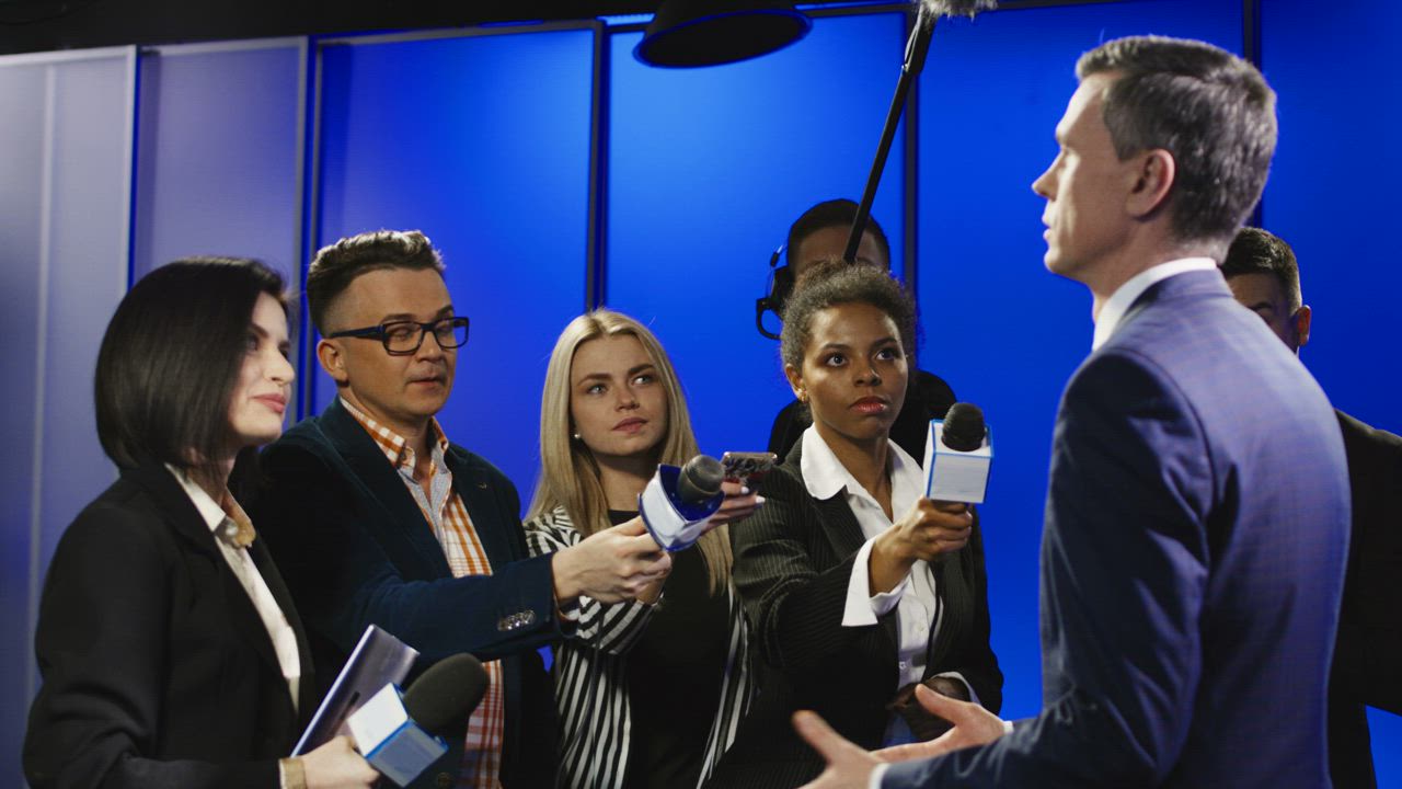 Man giving an interview to a group of reporters - Free Stock Video