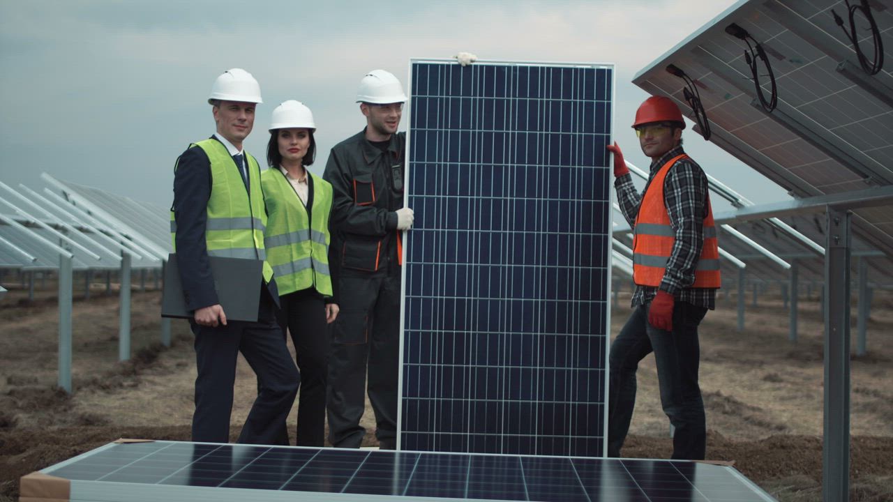 Technical team with solar panel - Free Stock Video