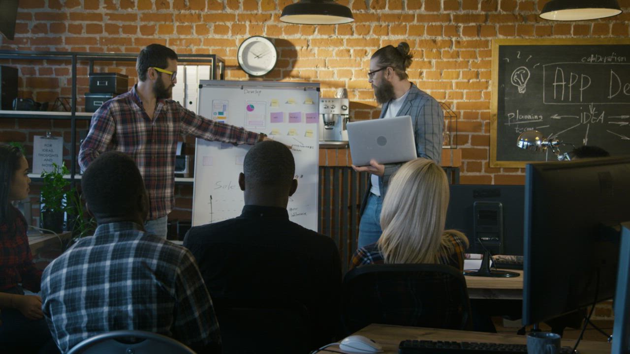 Entrepreneurs explaining project people - Free Stock Video