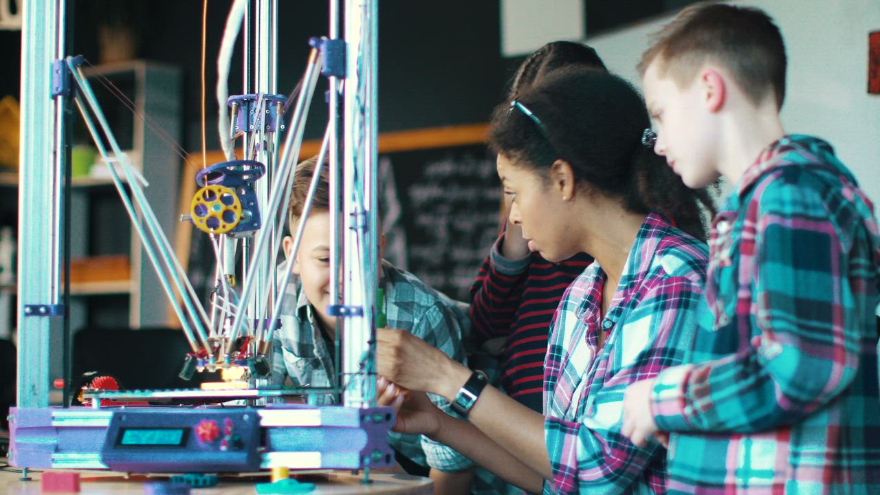 Technology classroom with teacher and students - Free Stock Video