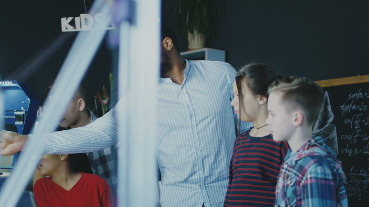 Teacher showing teeth to children - Free Stock Video