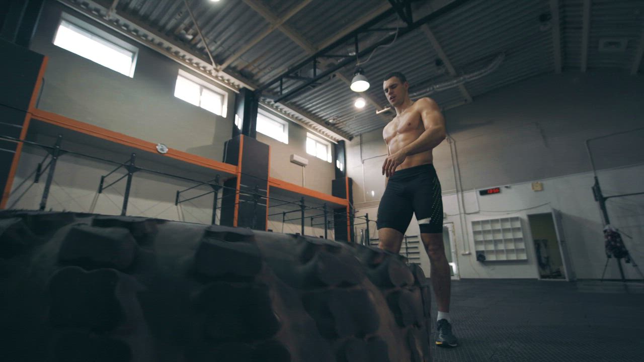 Muscular man doing Crossfit exercises - Free Stock Video