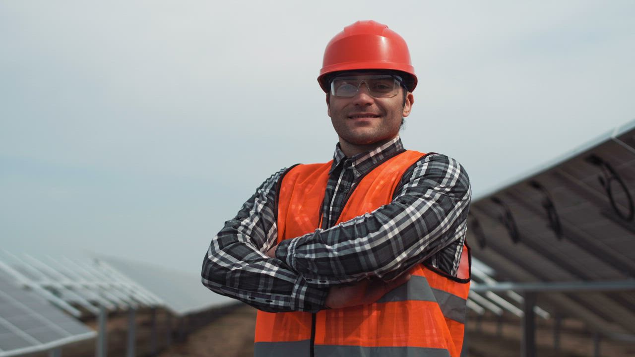 Worker posing in a solar panel field - Free Stock Video