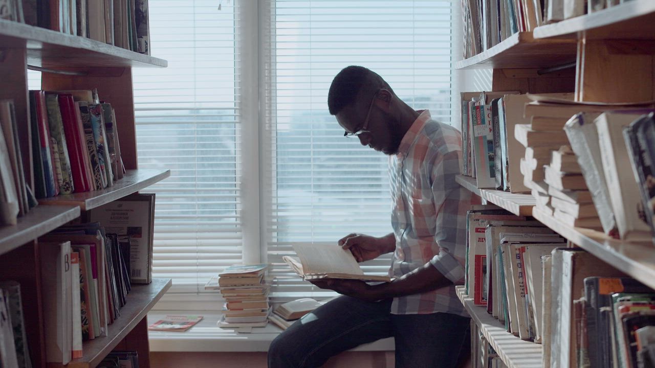 Man checking books in the library - Free Stock Video