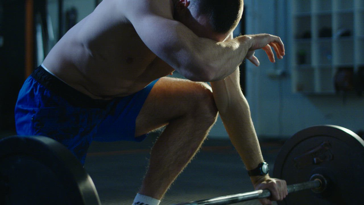 Tired bodybuilder resting - Free Stock Video