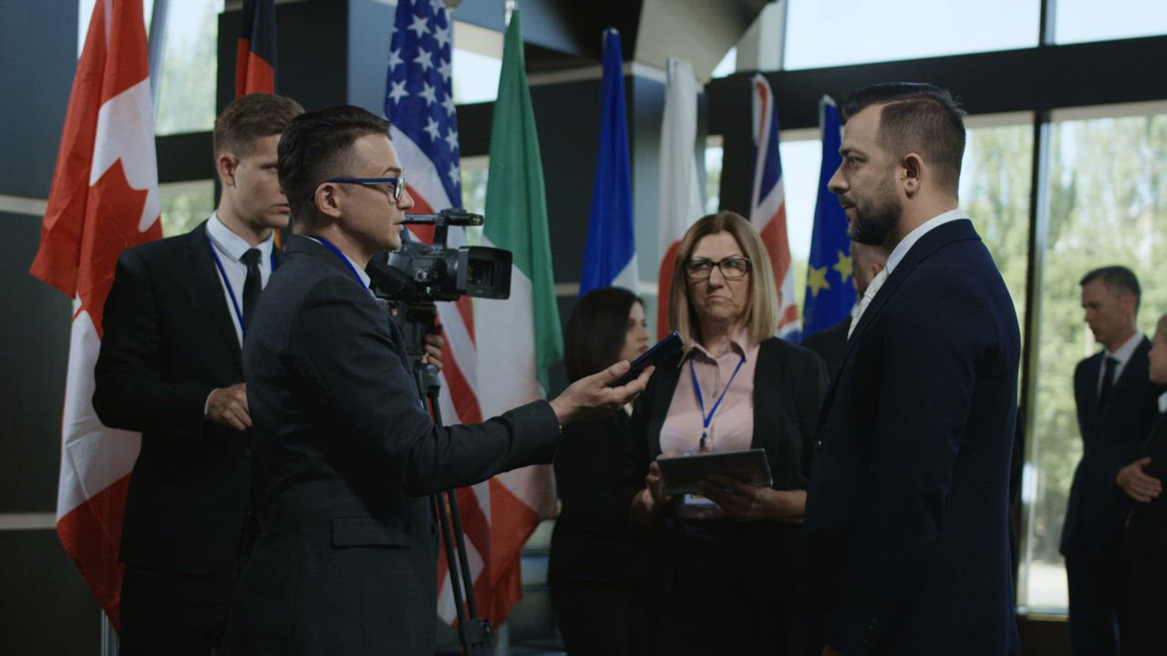 Politician asking reporters questions - Free Stock Video