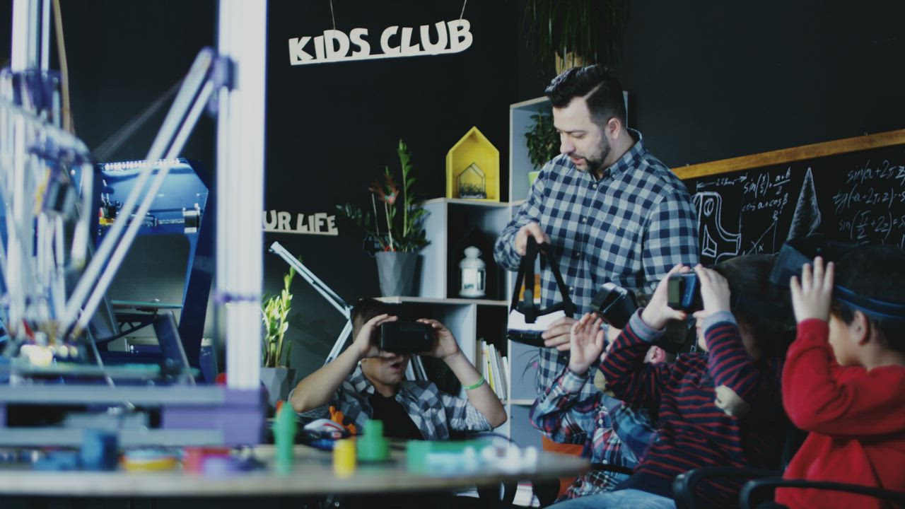 Kids with teacher exploring VR technology - Free Stock Video