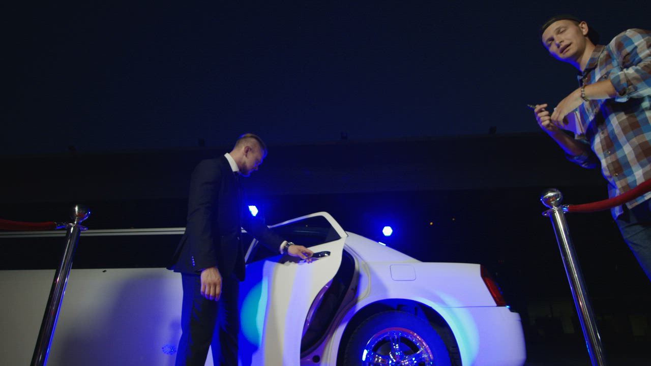 Celebrity woman giving autographs to fans - Free Stock Video