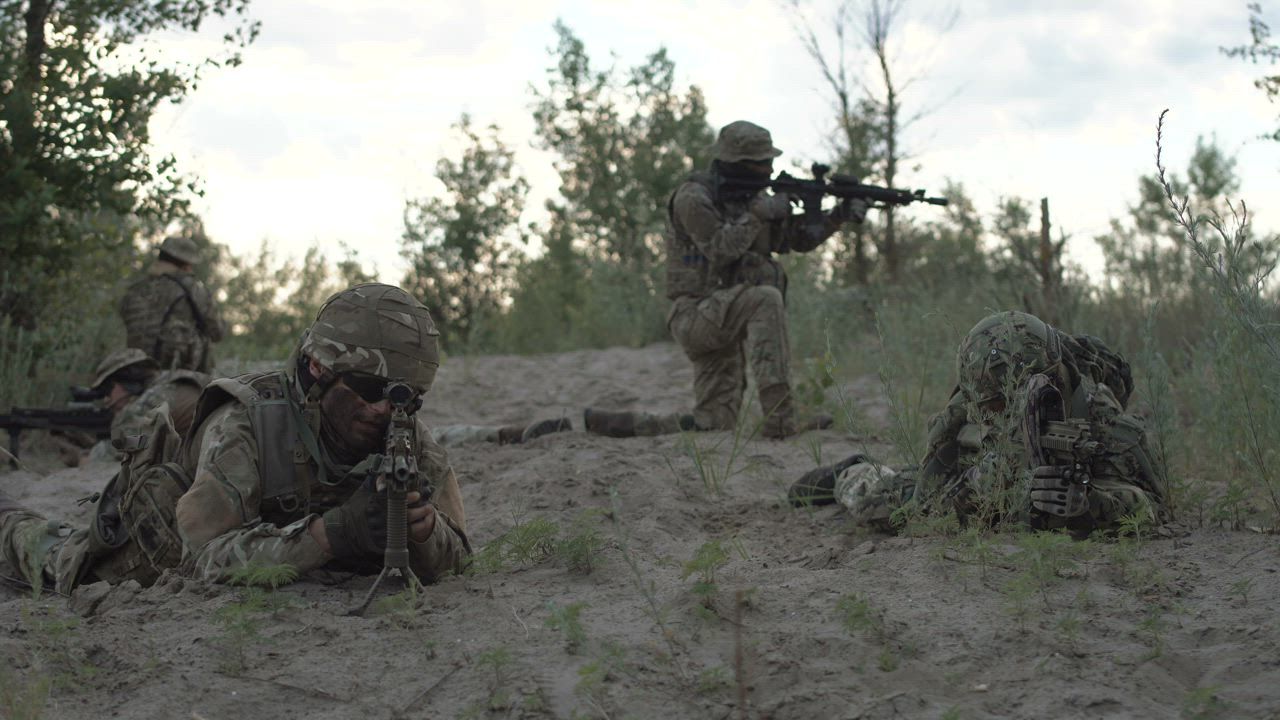 Soldiers in defense position on the battlefield - Free Stock Video