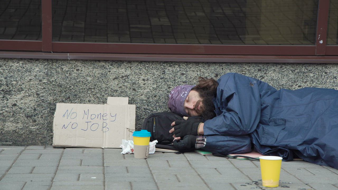 Giving money to homeless man - Free Stock Video