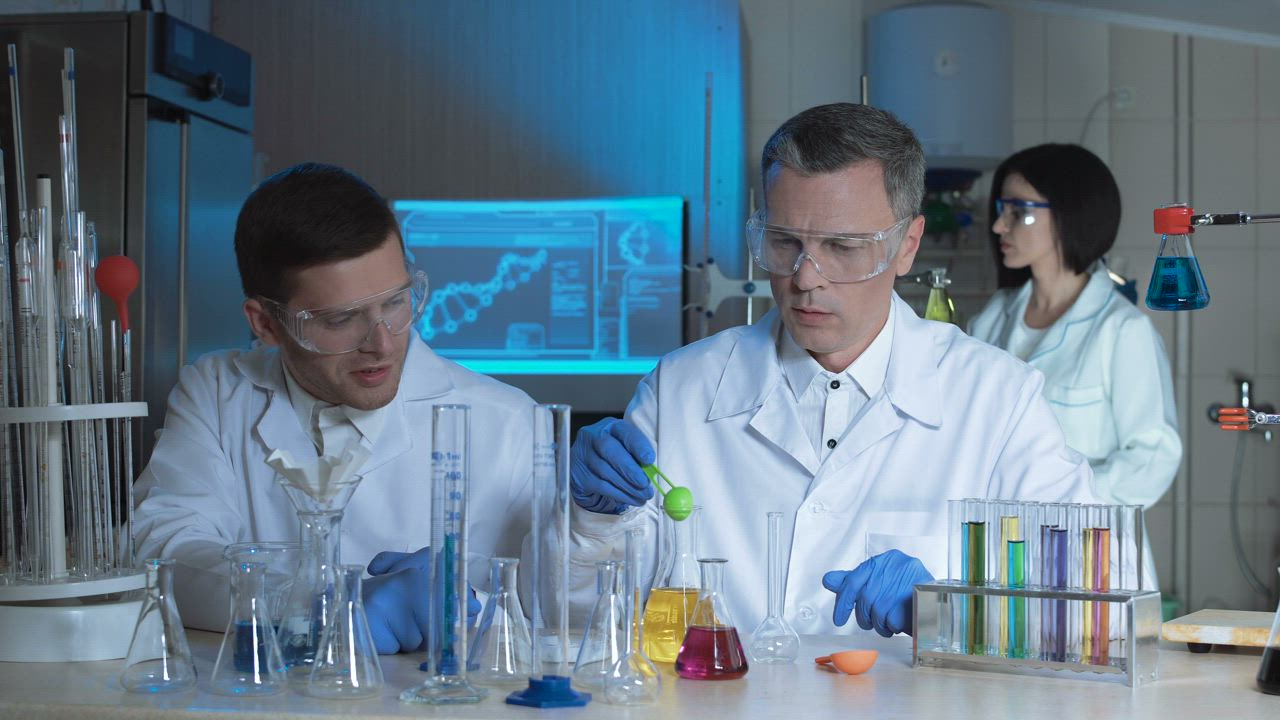 Scientist working with flasks in the lab - Free Stock Video