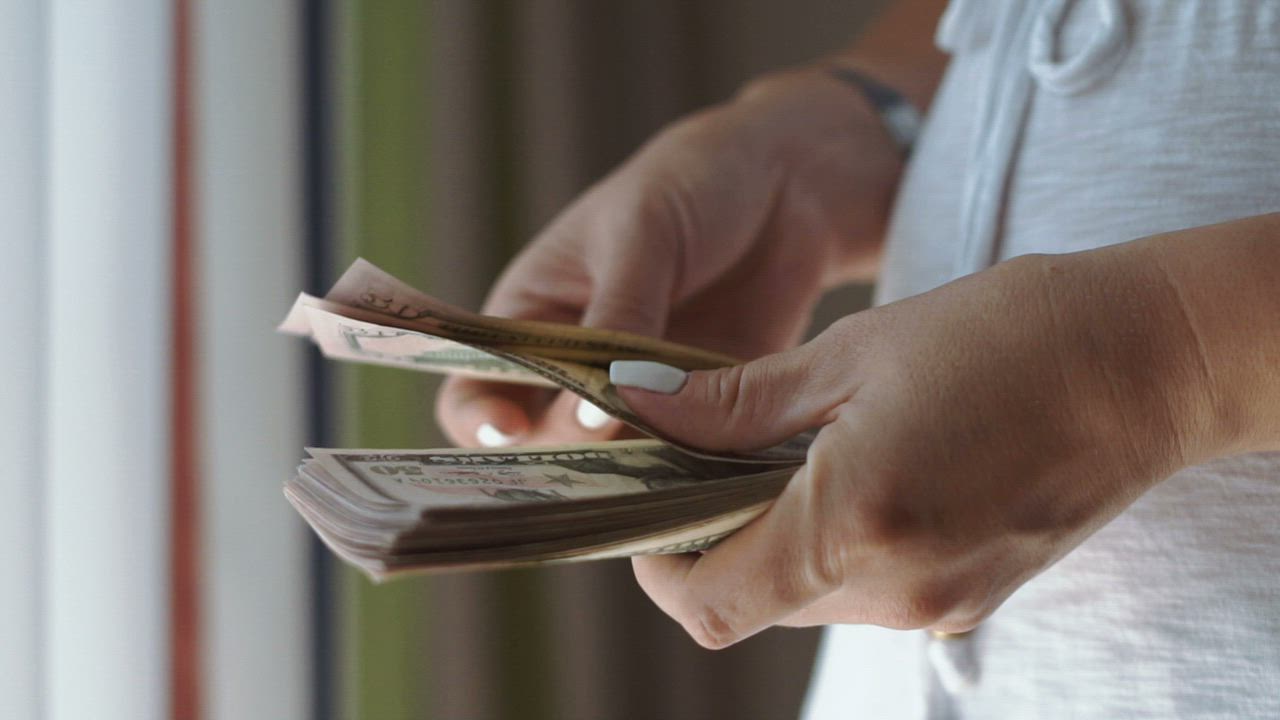 Female hands counting cash - Free Stock Video