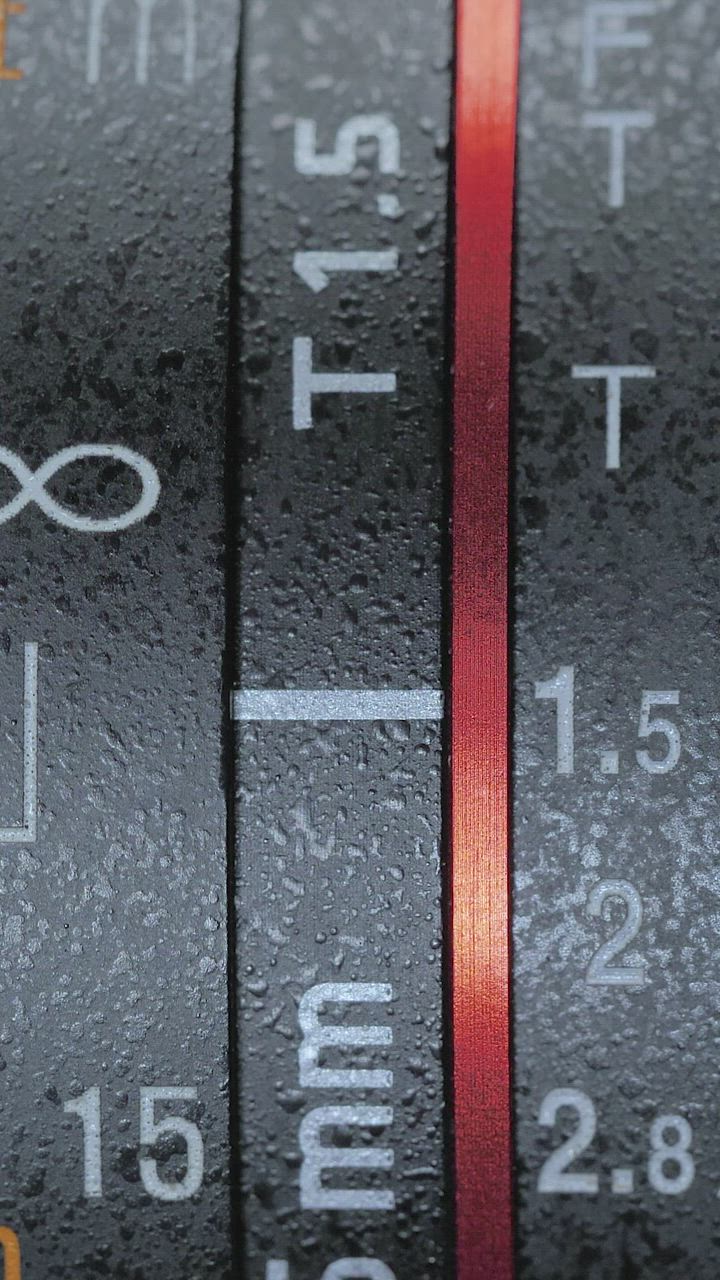 Lens focus in motion - Free Stock Video