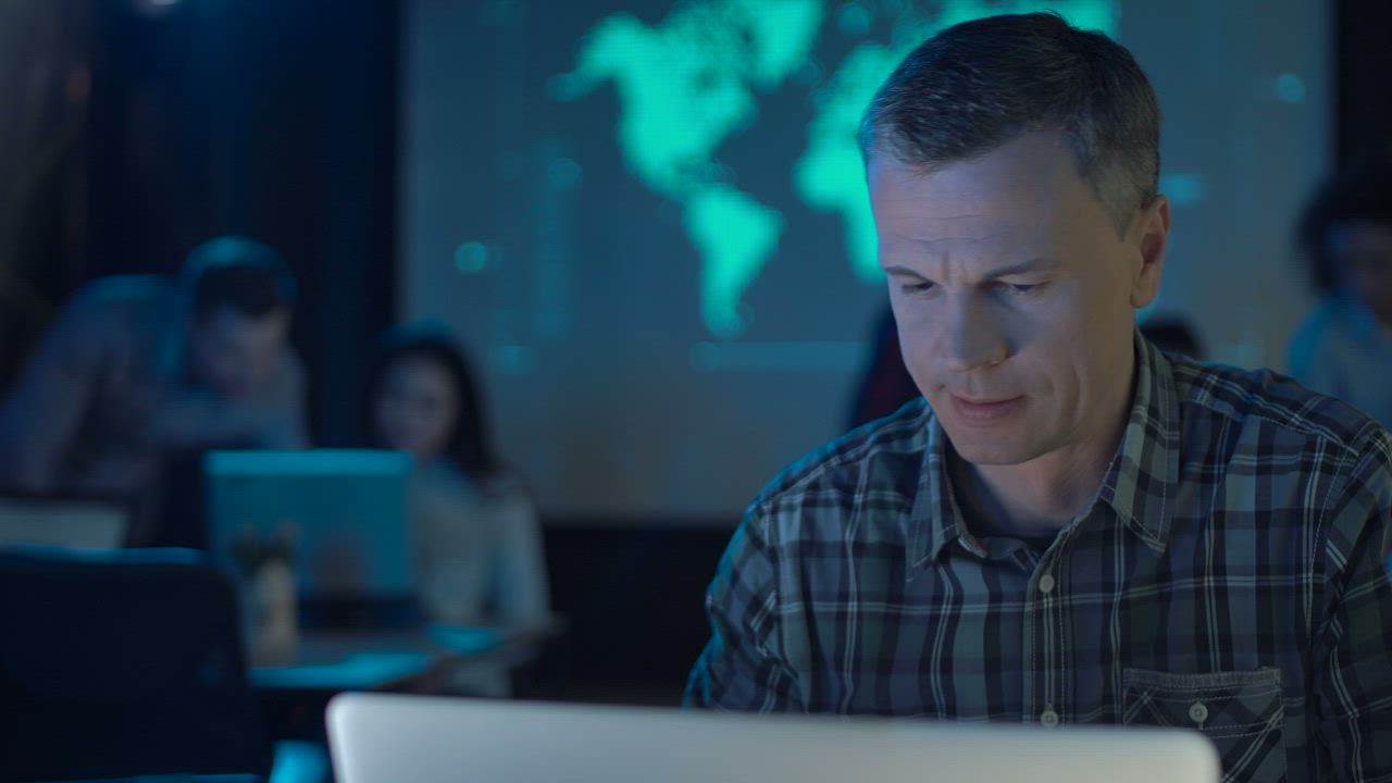 Focused man working on the computer - Free Stock Video