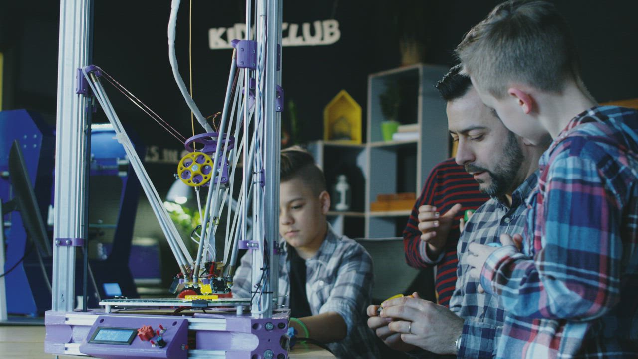 Teacher explaining how 3-D printing works - Free Stock Video