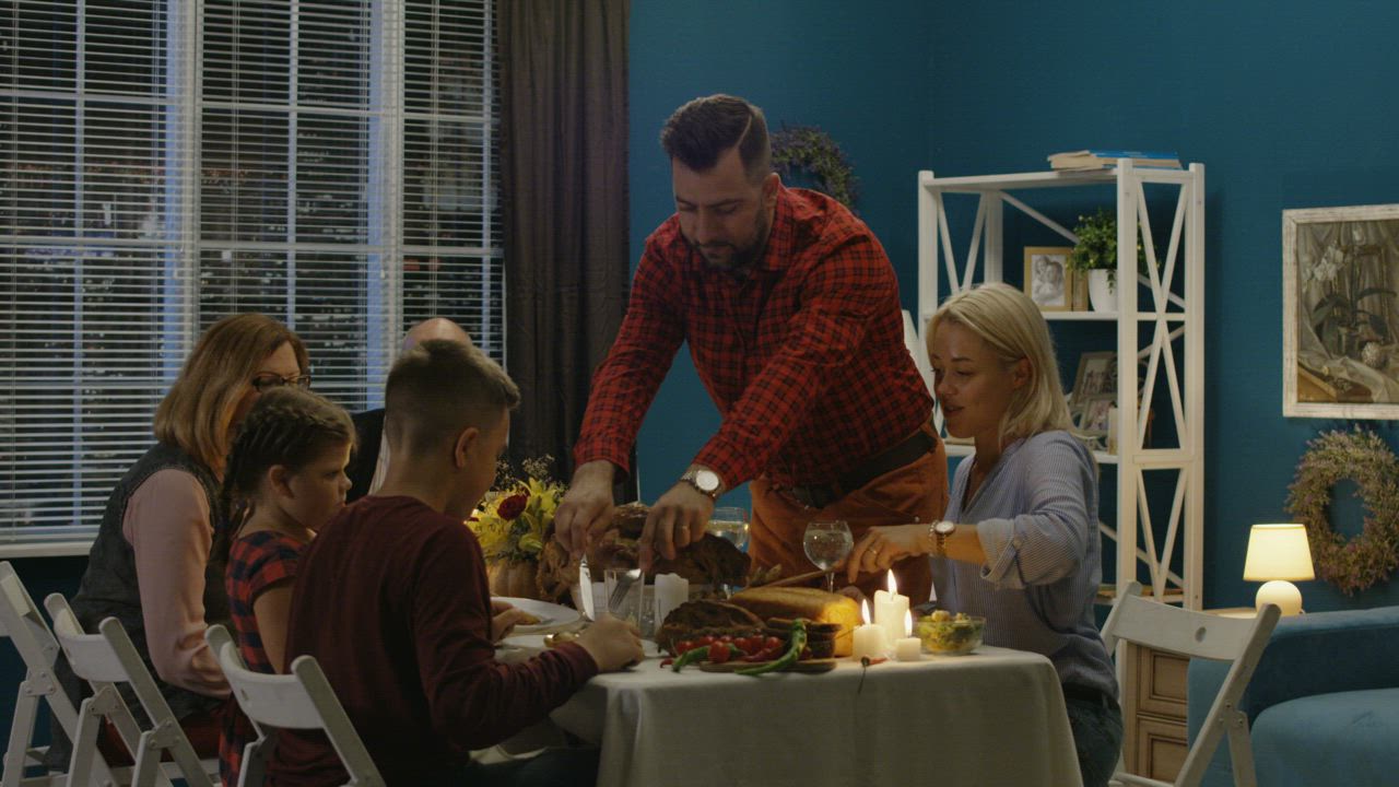 Video of a Man Serving the Turkey for his Family on Thanksgiving