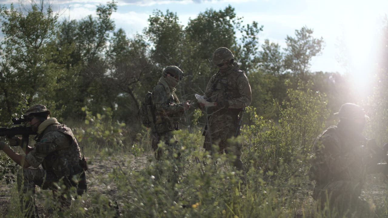 Soldiers looking at map on the battlefield - Free Stock Video