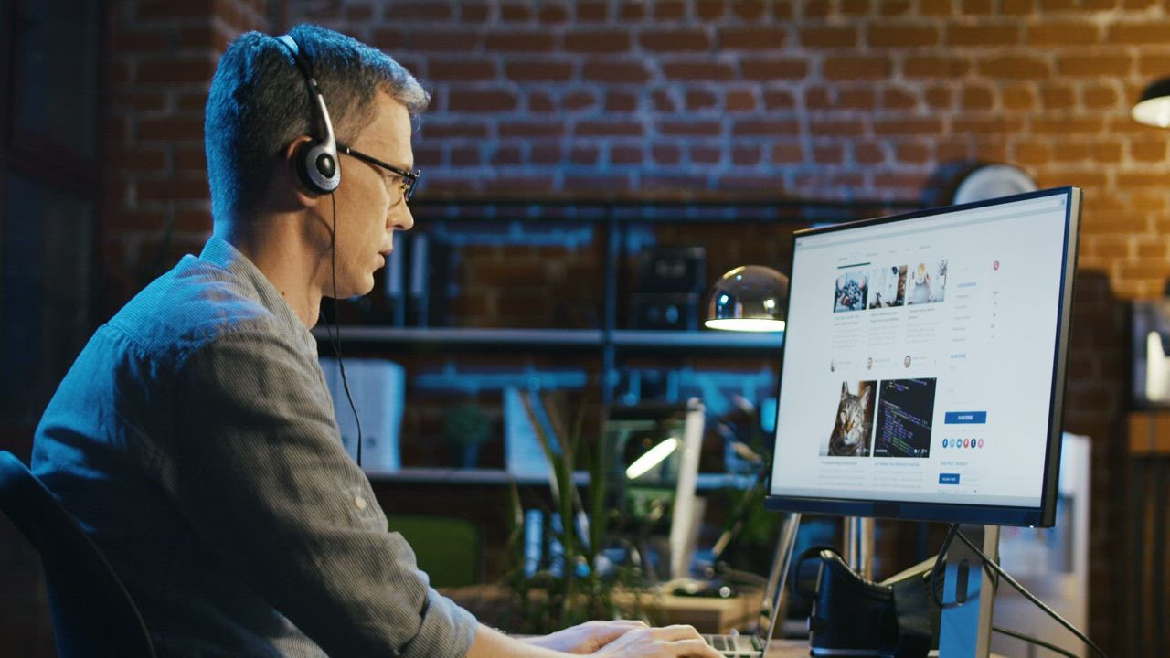 Surfing the Internet in the office - Free Stock Video