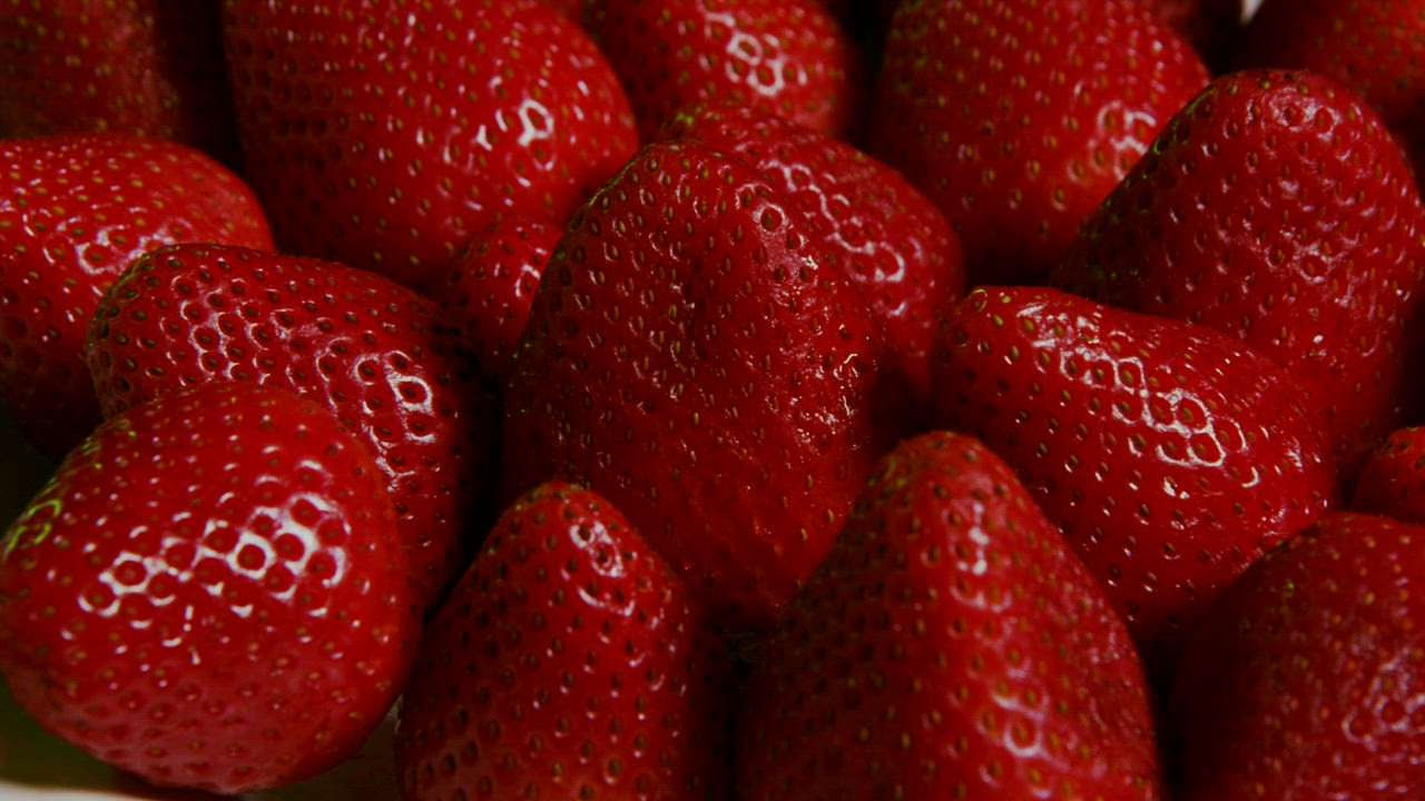 Strawberries spinning on a platter - Free Stock Video