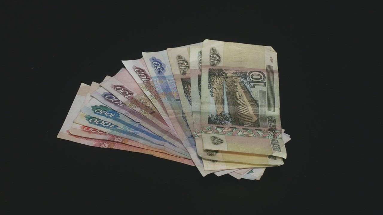 Dropping bank notes - Free Stock Video