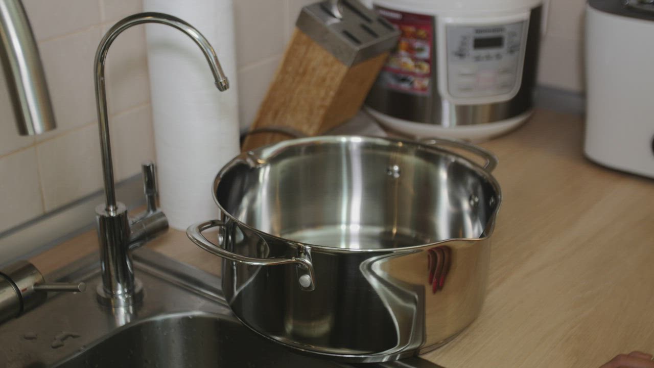 Filling a cooking pan with water - Free Stock Video